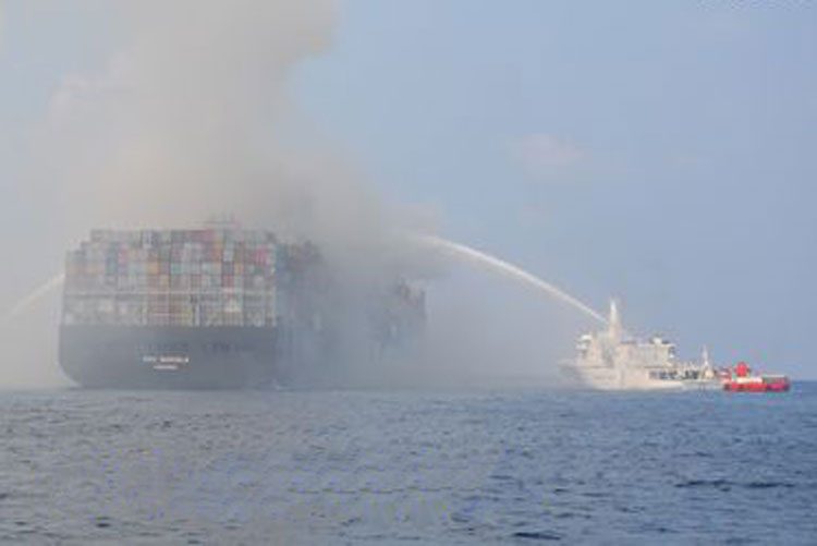 Fotogalerie: Kampf um die brennende »MSC Daniela« | HANSA Online