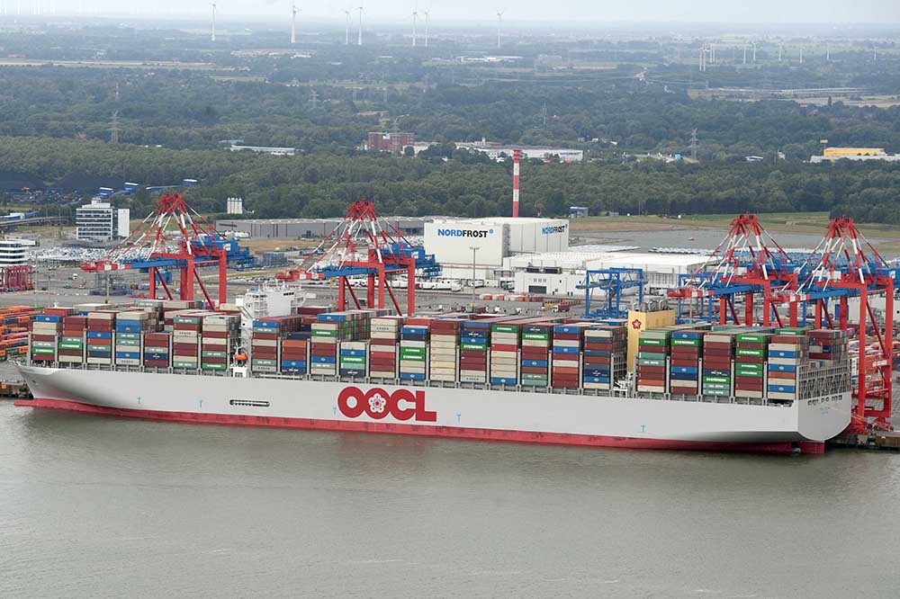 24.000-TEU-Neubau »OOCL Finland« macht in Wilhelmshaven fest